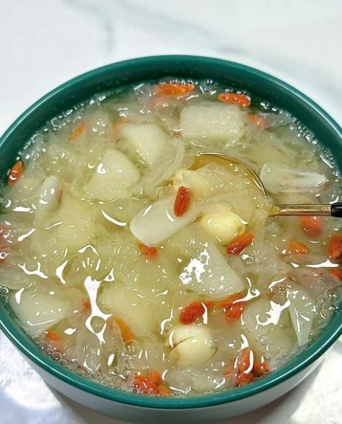 银耳莲子羹怎么熬出胶_银耳出胶技巧-第1张图片-山城妙识