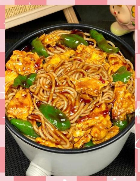 青椒鸡蛋炒面怎么做_家常炒面技巧-第2张图片-山城妙识 青椒鸡蛋炒面怎么做_家常炒面技巧-第2张图片-山城妙识