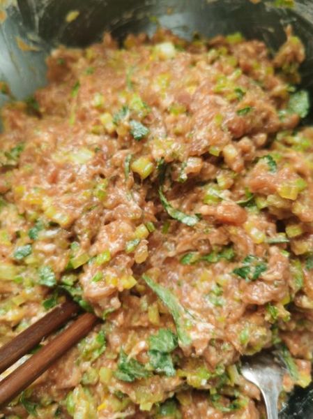 芹菜猪肉饺子馅怎么调才好吃_芹菜猪肉饺子馅做法窍门-第3张图片-山城妙识