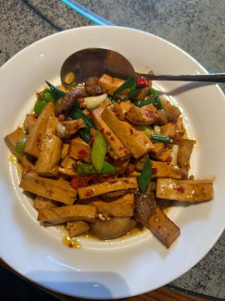 豆干炒什么好吃_豆干炒肉还是炒蔬菜更香-第1张图片-山城妙识