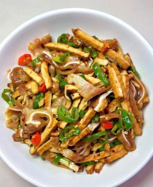 爆炒猪耳朵怎么做_爆炒猪耳朵需要焯水吗-第2张图片-山城妙识 爆炒猪耳朵怎么做_爆炒猪耳朵需要焯水吗-第2张图片-山城妙识