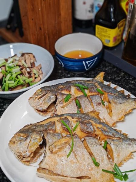 香煎鲳鱼怎么做好吃_香煎鲳鱼的做法大全-第3张图片-山城妙识