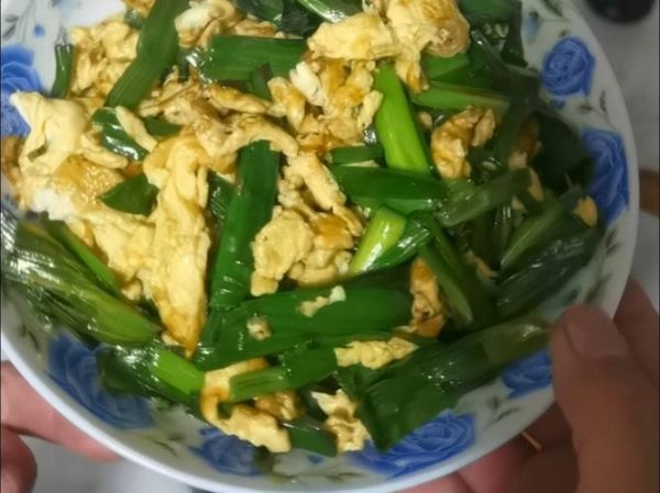 蒜苗炒鸡蛋怎么炒好吃_鸡蛋嫩滑蒜苗不老的秘诀-第3张图片-山城妙识