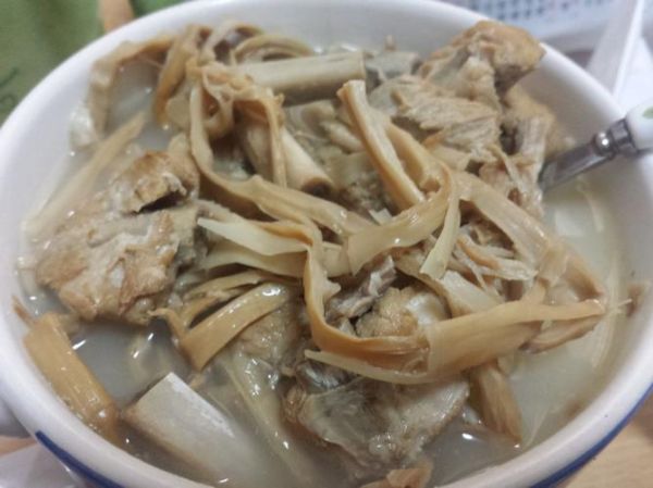 笋干烧排骨怎么做_笋干烧排骨的家常做法-第1张图片-山城妙识