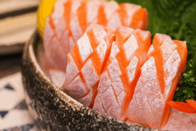 三文鱼刺身怎么切_三文鱼刺身刀工全过程-第3张图片-山城妙识