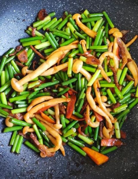 蘑菇炒蒜苔怎么做_蘑菇炒蒜苔需要焯水吗-第1张图片-山城妙识 蘑菇炒蒜苔怎么做_蘑菇炒蒜苔需要焯水吗-第1张图片-山城妙识