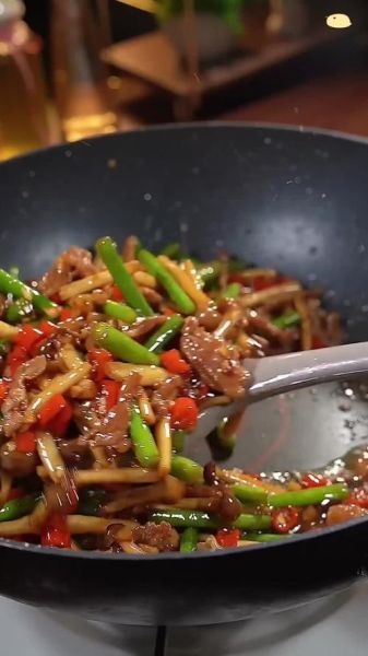 蘑菇炒蒜苔怎么做_蘑菇炒蒜苔需要焯水吗-第3张图片-山城妙识 蘑菇炒蒜苔怎么做_蘑菇炒蒜苔需要焯水吗-第3张图片-山城妙识