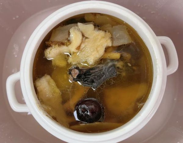 乌鸡和什么炖汤补气血_乌鸡炖汤补气血的最佳搭配-第2张图片-山城妙识