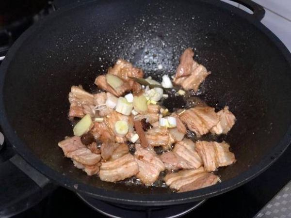 五花肉焖饭怎么做_五花肉焖饭的家常做法-第2张图片-山城妙识