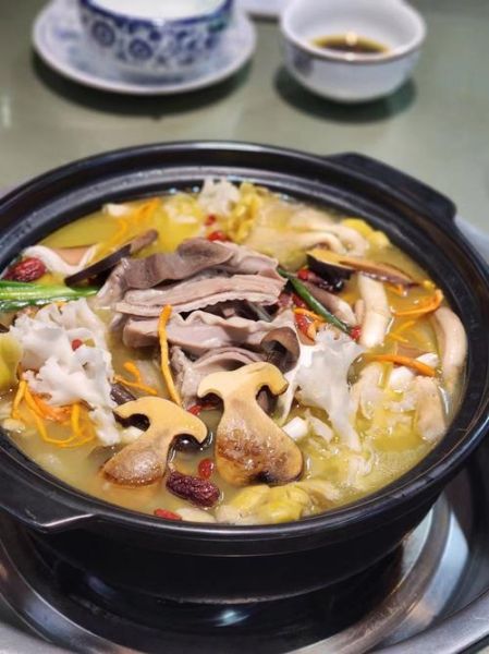 猪肚煲鸡放什么药材_猪肚煲鸡药材搭配推荐-第1张图片-山城妙识