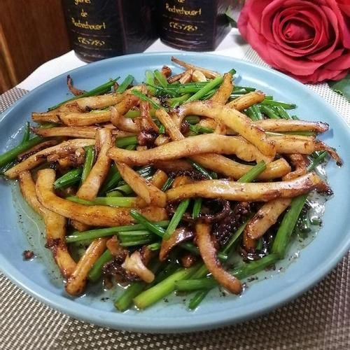 鱿鱼炒韭菜苔怎么做_鱿鱼炒韭菜苔的营养价值-第3张图片-山城妙识