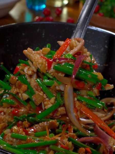 鱿鱼炒韭菜苔怎么做_鱿鱼炒韭菜苔的营养价值-第1张图片-山城妙识