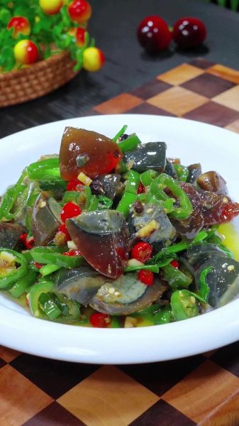 青椒皮蛋怎么做_四川家常做法-第2张图片-山城妙识