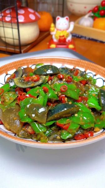 青椒皮蛋怎么做_四川家常做法-第1张图片-山城妙识