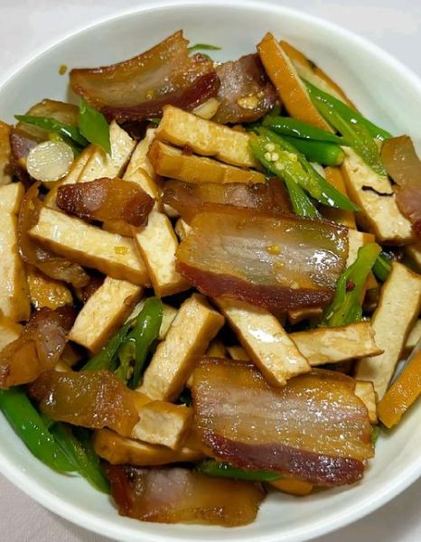 腊肉炒香干怎么做_腊肉炒香干的家常做法-第1张图片-山城妙识