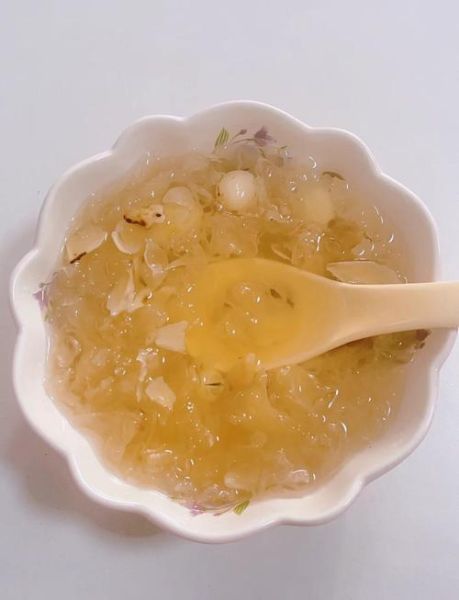 百合银耳莲子羹怎么做_百合银耳莲子羹的功效与禁忌-第1张图片-山城妙识