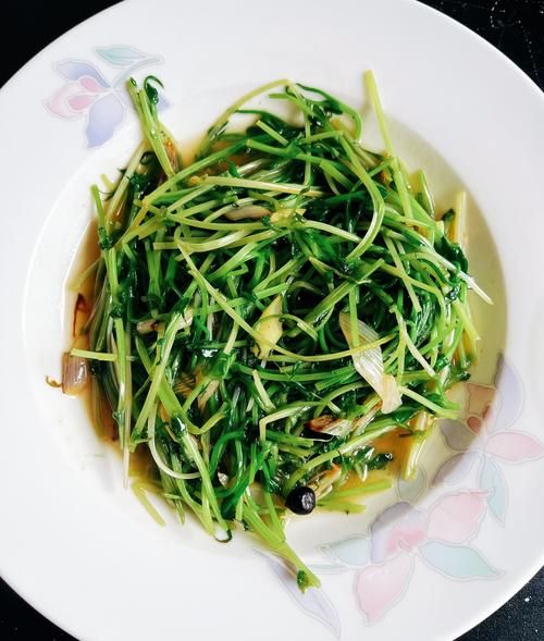 清炒豌豆苗怎么炒才翠绿_清炒豌豆苗要不要焯水-第1张图片-山城妙识