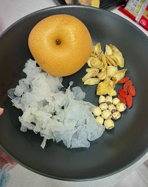 银耳雪梨汤的做法_银耳雪梨汤怎么煮才粘稠-第2张图片-山城妙识 银耳雪梨汤的做法_银耳雪梨汤怎么煮才粘稠-第2张图片-山城妙识