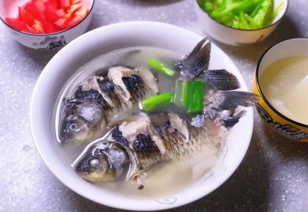 不用油煎的鲫鱼汤怎么做_鲫鱼汤不腥技巧-第1张图片-山城妙识