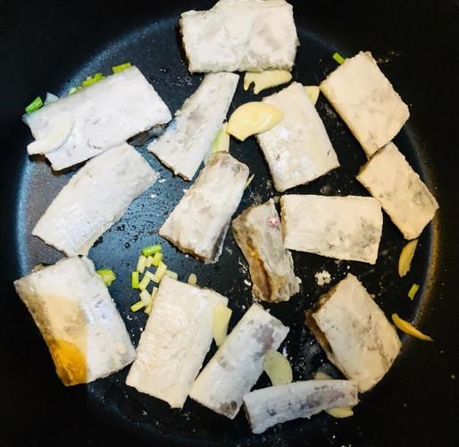 干炸带鱼怎么做才酥脆_正宗做法步骤-第3张图片-山城妙识