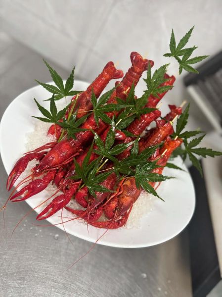 小龙虾怎么吃_剥壳技巧视频教程-第1张图片-山城妙识