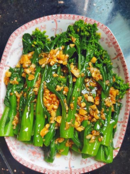 蒜蓉菜心怎么做才翠绿不出水_蒜蓉菜心焯水还是直接炒-第1张图片-山城妙识