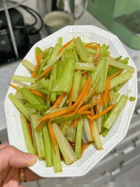 凉拌芹菜怎么做_凉拌芹菜的做法窍门-第2张图片-山城妙识