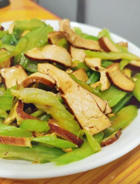 芹菜炒豆腐干能减肥吗_芹菜炒豆腐干的功效与作用-第2张图片-山城妙识