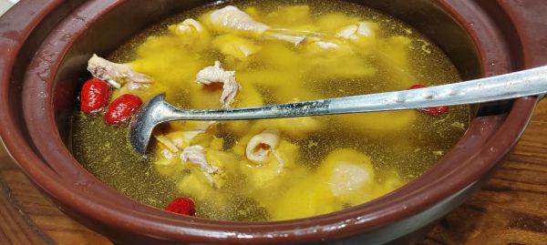 炖土鸡汤放什么材料_土鸡汤怎么炖好喝又营养-第3张图片-山城妙识