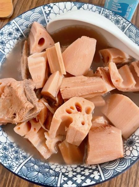 湖北排骨炖藕怎么做_排骨炖藕要焯水吗-第2张图片-山城妙识