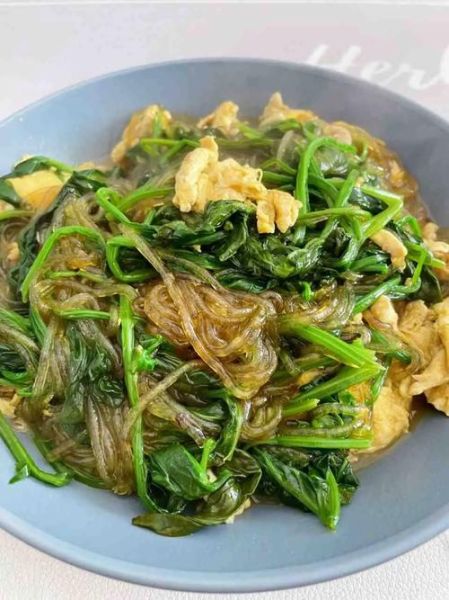 菠菜鸡蛋炖粉条怎么做_菠菜鸡蛋炖粉条的家常做法-第1张图片-山城妙识