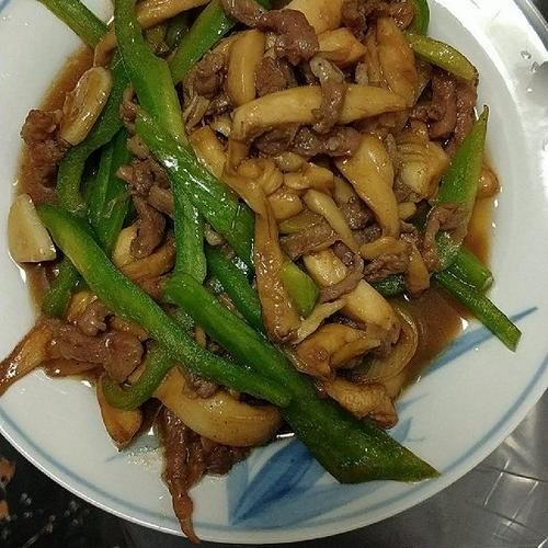 蘑菇青椒炒肉怎么做_蘑菇青椒炒肉先炒哪个-第3张图片-山城妙识