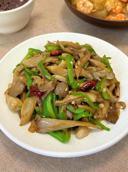 蘑菇青椒炒肉怎么做_蘑菇青椒炒肉先炒哪个-第1张图片-山城妙识