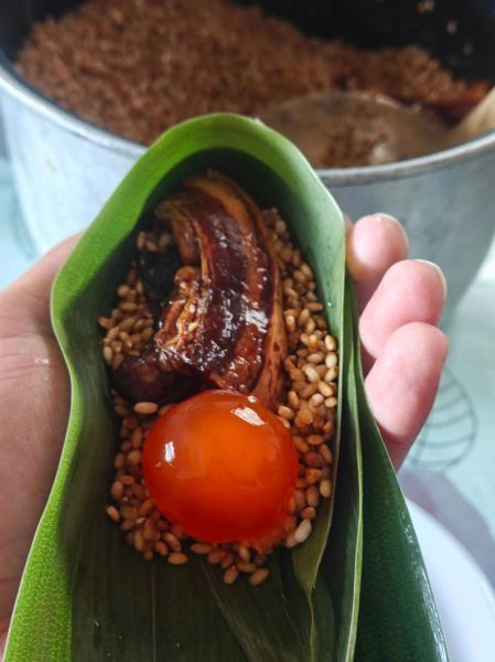 咸蛋黄肉粽子怎么做_咸蛋黄肉粽子配方比例-第2张图片-山城妙识