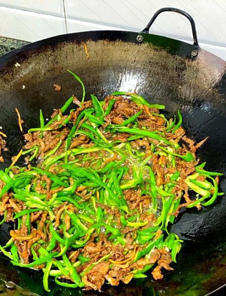 尖椒肉丝怎么做_尖椒肉丝图片拍摄技巧-第1张图片-山城妙识