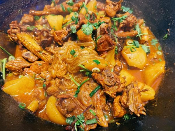 东北小鸡炖蘑菇粉条怎么做_正宗做法-第1张图片-山城妙识