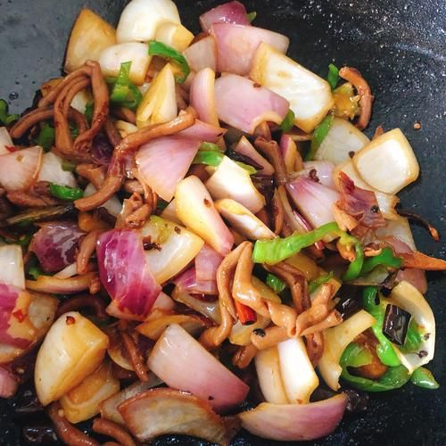 炒洋葱要不要放酱油_洋葱炒酱油的正确做法-第1张图片-山城妙识 炒洋葱要不要放酱油_洋葱炒酱油的正确做法-第1张图片-山城妙识