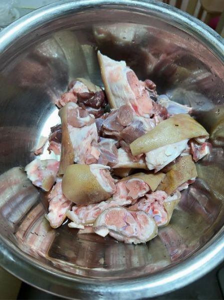 白水煮猪肘子怎么做_猪肘子焯水多久去腥-第1张图片-山城妙识