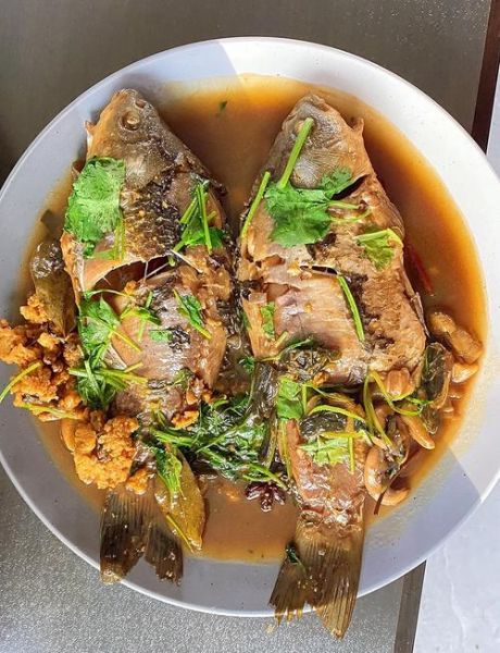 小鲫鱼怎么炖不腥又入味_炖小鲫鱼的家常做法-第1张图片-山城妙识