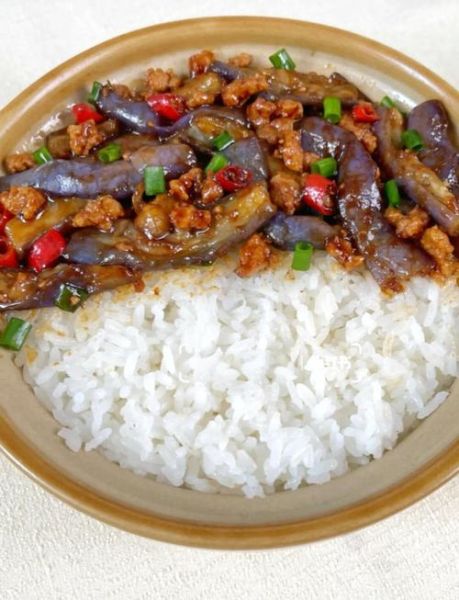 茄子盖浇饭怎么做_茄子盖浇饭家常做法-第1张图片-山城妙识