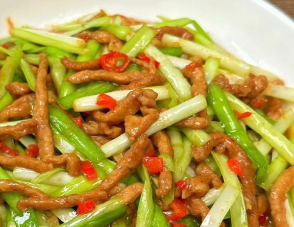 韭黄肉丝怎么炒好吃_韭黄炒肉丝的秘诀-第1张图片-山城妙识