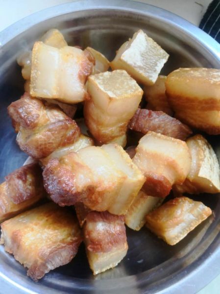 炖五花肉怎么做好吃不腻_五花肉炖多久软烂不柴-第1张图片-山城妙识