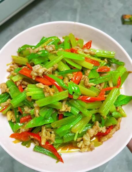 芹菜炒肉怎么炒才嫩_芹菜炒肉用焯水吗-第1张图片-山城妙识 芹菜炒肉怎么炒才嫩_芹菜炒肉用焯水吗-第1张图片-山城妙识