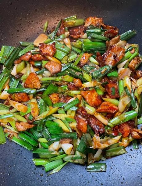 蒜苗炒肉的营养价值_家常做法怎么做-第1张图片-山城妙识 蒜苗炒肉的营养价值_家常做法怎么做-第1张图片-山城妙识