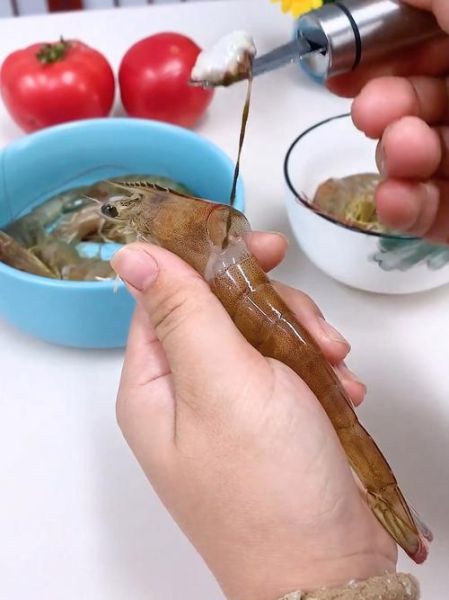 虾线怎么挑出来图解_虾线挑不干净怎么办-第2张图片-山城妙识