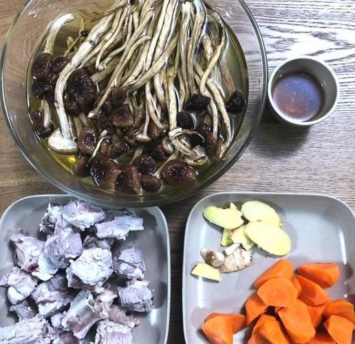 广东茶树菇排骨汤怎么做_茶树菇排骨汤要焯水吗-第1张图片-山城妙识