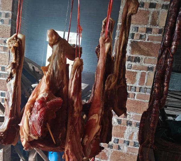 怎样在家自制烟熏腊肉_自制烟熏腊肉需要哪些材料-第2张图片-山城妙识