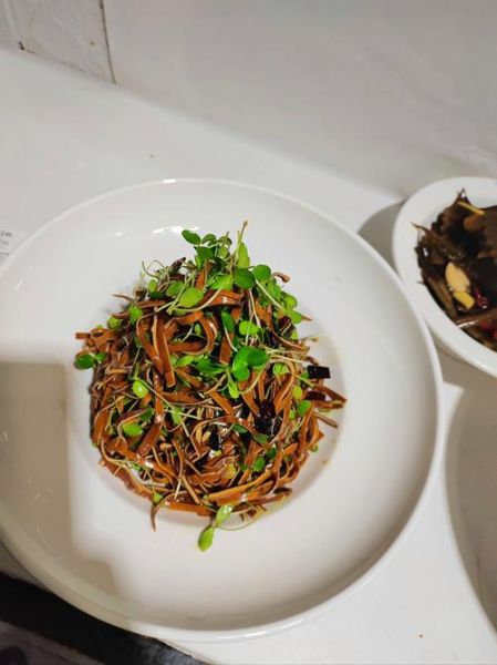 香椿芽怎么做好吃_香椿芽的做法大全-第1张图片-山城妙识