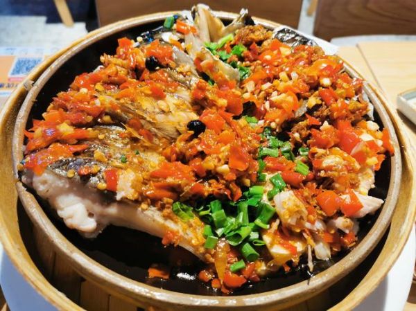 湘菜特色菜有哪些_湖南剁椒鱼头怎么做才正宗-第2张图片-山城妙识