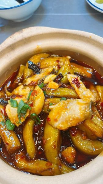 鲤鱼炖茄子怎么做_鲤鱼炖茄子好吃吗-第1张图片-山城妙识